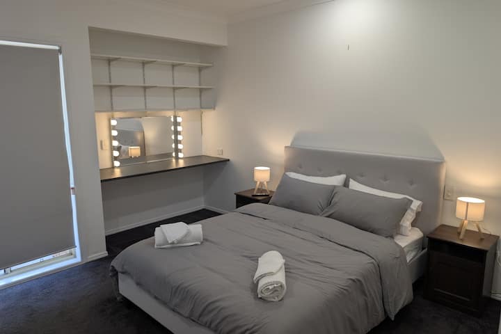 Private 2-bedroom Flat With Shared Ensuite - Dreamworld, Coomera