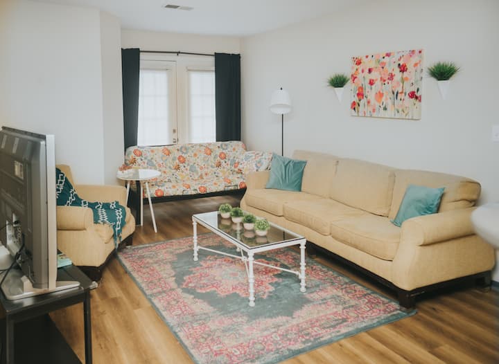 Steps From Uva, Downtown Mall, Spacious Apartment - Charlottesville, VA