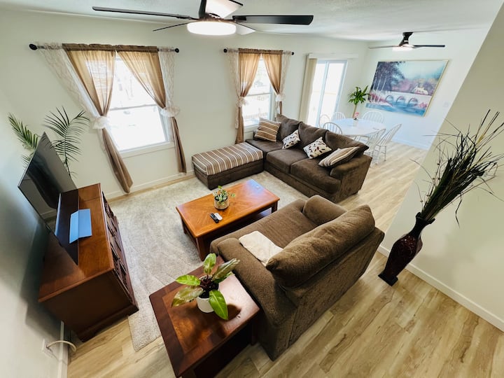 Quiet Lake Community | Upscale & Cozy 3br Home - Kansas City