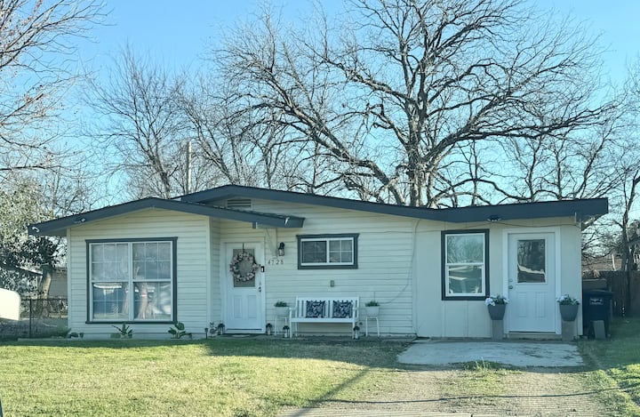 Cozy 2 Bedroom House - Fort Worth, TX