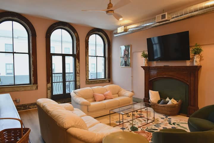 A Historic Downtown Stay At The Henry 2! - New Castle, IN