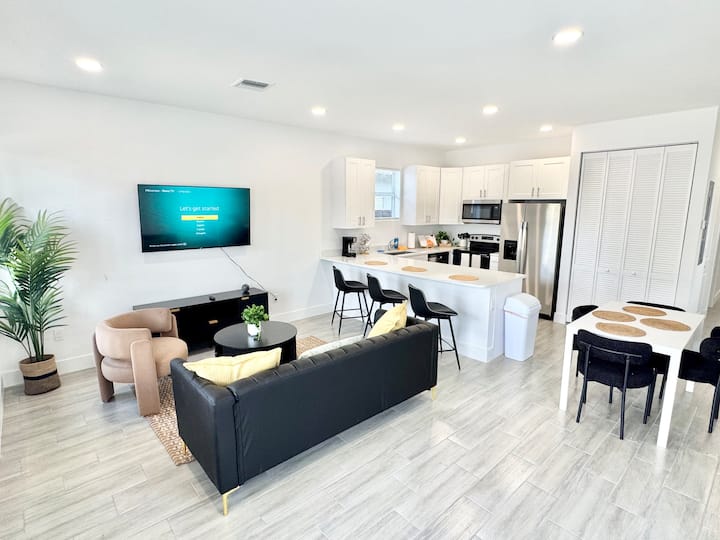 New & Modern Townhouse In W Palm Beach - King Bed - West Palm Beach, FL