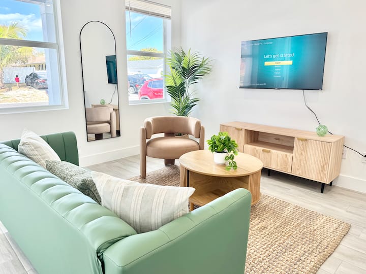 New & Modern Townhouse In W Palm Beach - King Bed - West Palm Beach, FL