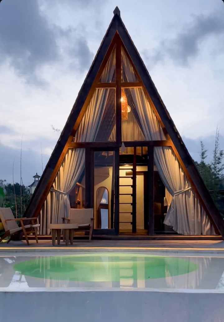 Alina Pinggan Dengan Pemandangan Gunung Dan Kabut - Bali