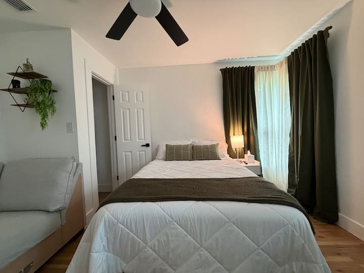 Peaceful Private Room W/ Bath | Close To Downtown - Dallas, TX