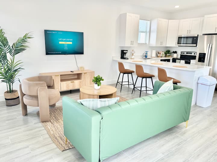 New & Modern Townhouse In W Palm Beach - King Bed - West Palm Beach, FL