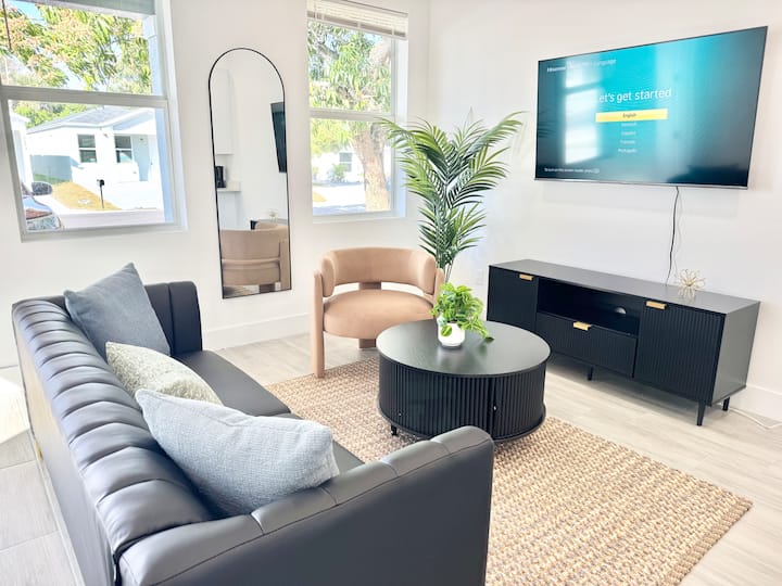 New & Modern Townhouse In W Palm Beach - King Bed - West Palm Beach, FL