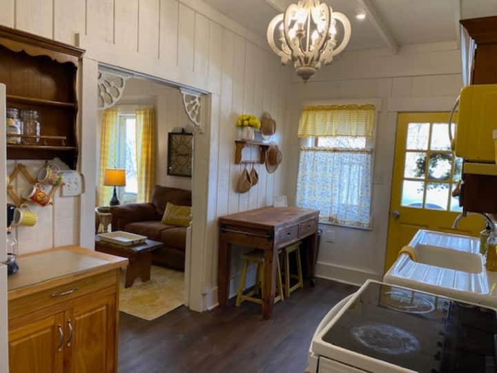 Cozy & Sweet Goldfinch Cottage In A Vintage Barn! - Beavercreek, OH