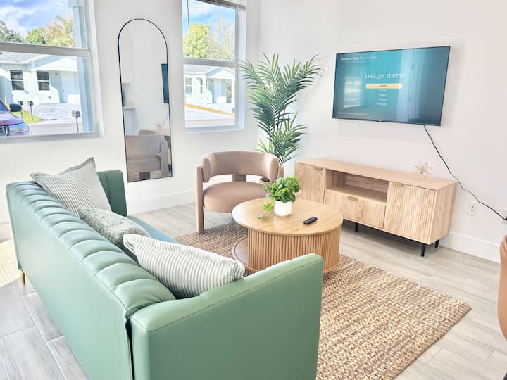 New & Modern Townhouse In W Palm Beach - King Bed - West Palm Beach, FL