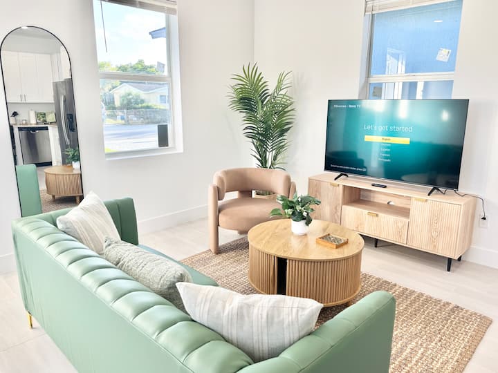 New & Modern Townhouse In W Palm Beach - King Bed - West Palm Beach, FL