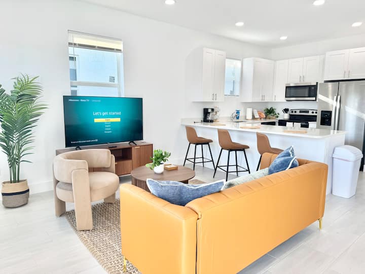 New & Modern Townhouse In W Palm Beach - King Bed - West Palm Beach, FL