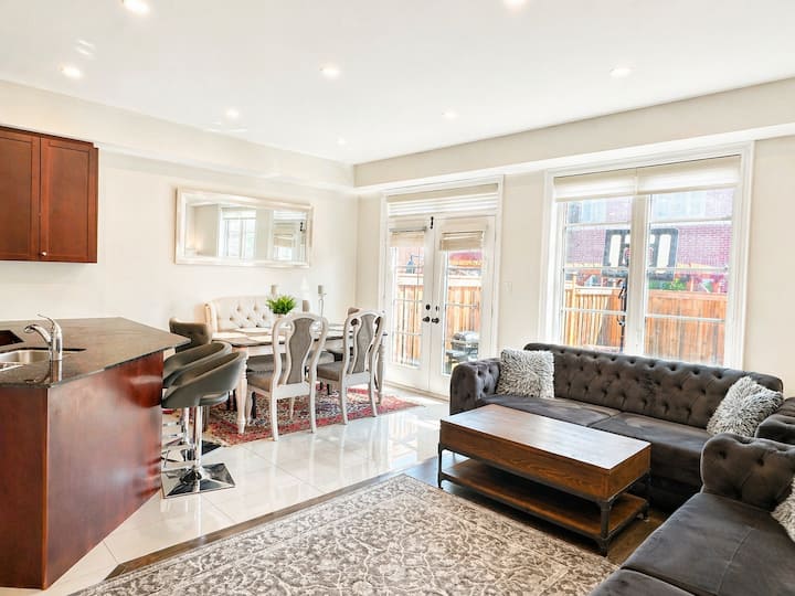 Modern 4br Family Home • Sleeps 8+ • Free Parking - Richmond Hill