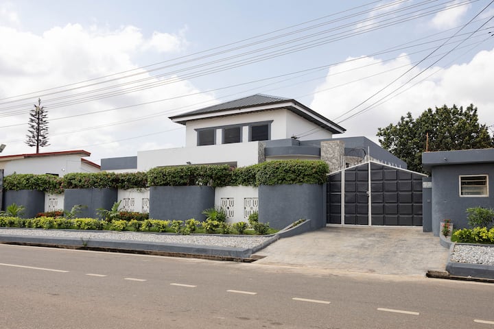 Modern 4 Br Luxury Retreat,  Excellently Located - Ghana