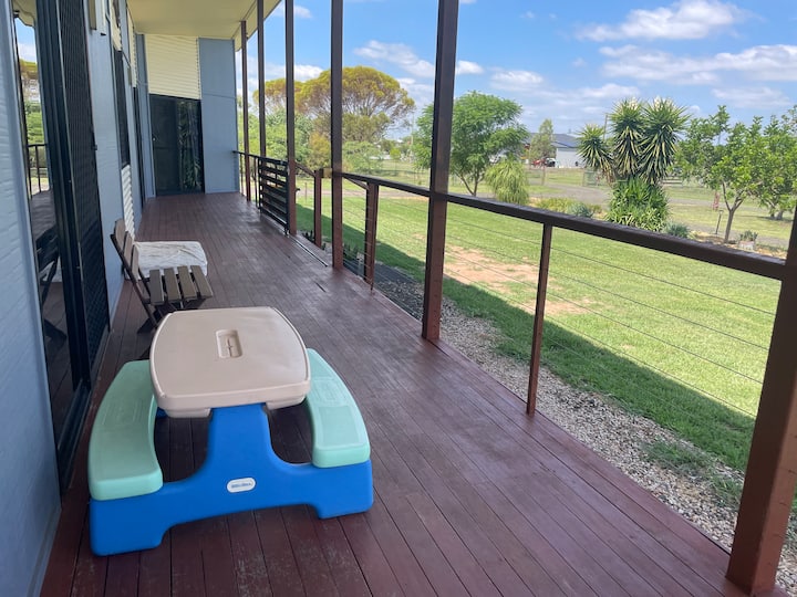 Spacious Roomy Rural Acreage In Town! - Dalby