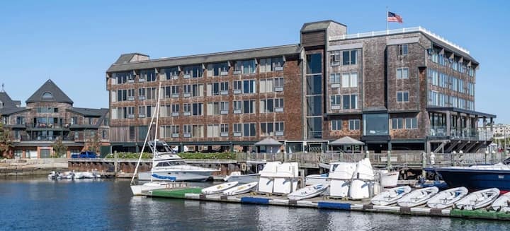 1 Bd/1ba At Inn On Long Wharf - Newport, RI