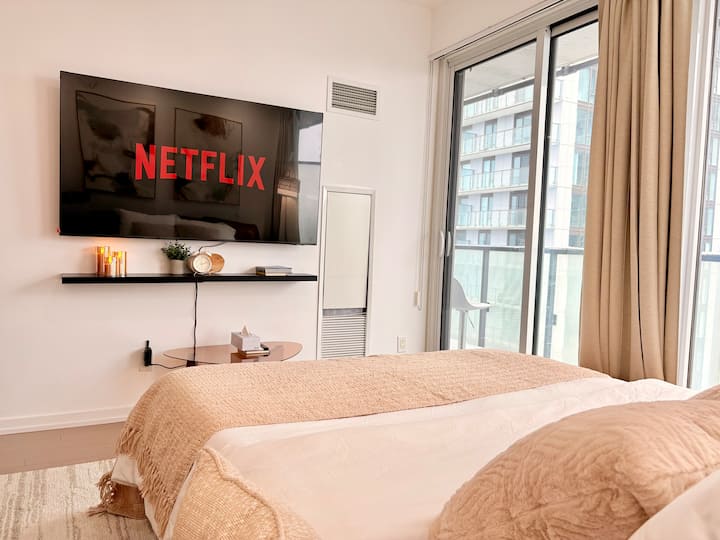 High-floor Modern Condo | King Bed + Parking - Toronto, ON