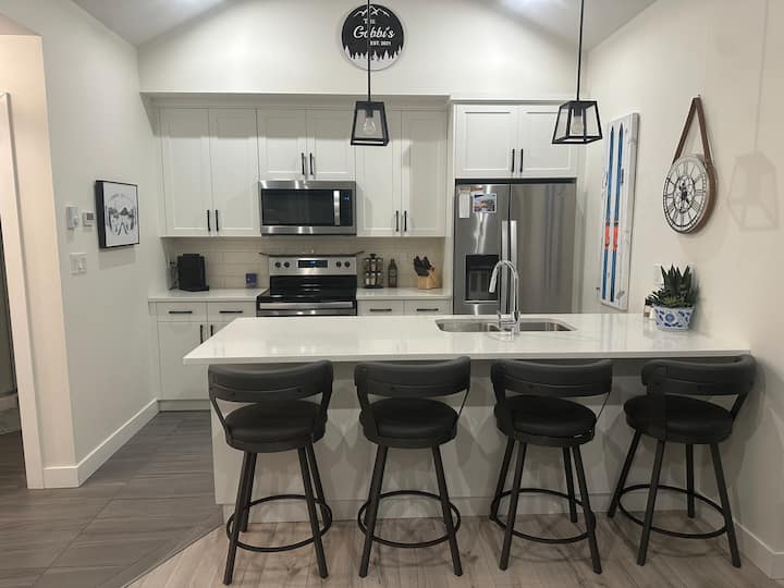 Domeah’s Den - Sun Peaks