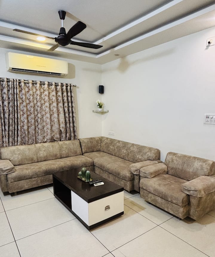 Cozy, Spacious 2 Bhk Flat In Central Location - Vadodara