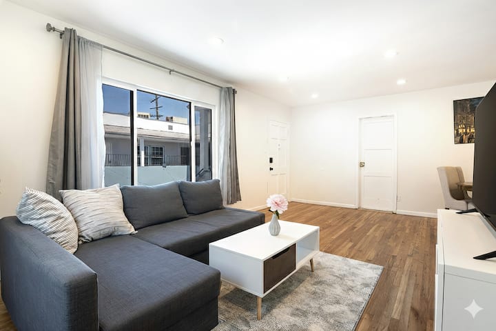 Spacious 2 Bed Apartment Near Beverly Hills - Beverly Hills, CA