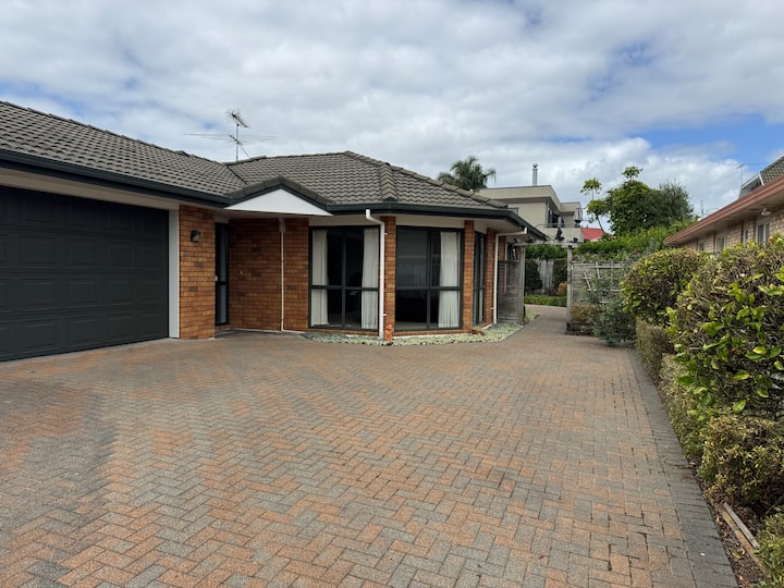 Two Tidy Rooms In Roy’s House - Auckland