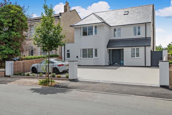 5 Bed,2 Bathroom, Modern Open Plan Detached House - Cheltenham