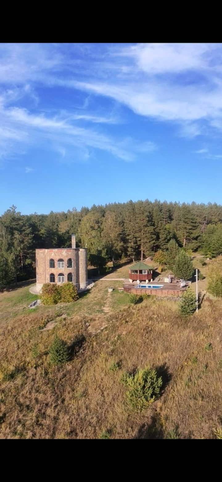 Замок в лісі в заповіднику ! - Ukraine