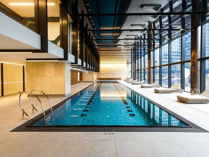 Modern 2br W/ Balcony, Pool, Gym & Cinema Access - Australia