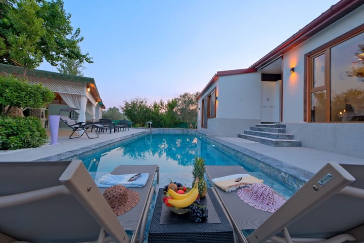 Seydikemer'de 5 Kişilik Geniş Bahçeli Jakuzi Villa - Ören