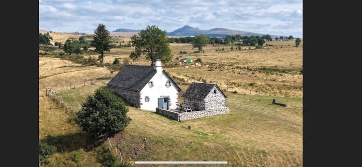 Buron Au Cœur Des Montagnes Du Cantal Avec Spa - Salers