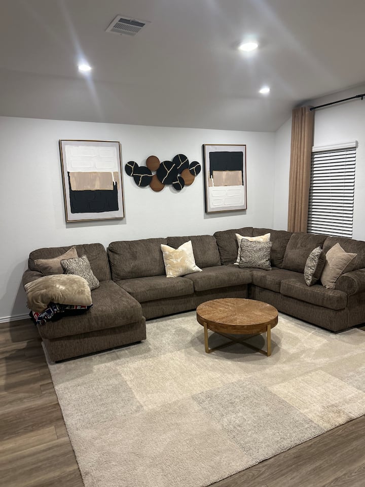 Modern Cozy Retreat. Stylish Spacious Private Yard - Cleveland, TX