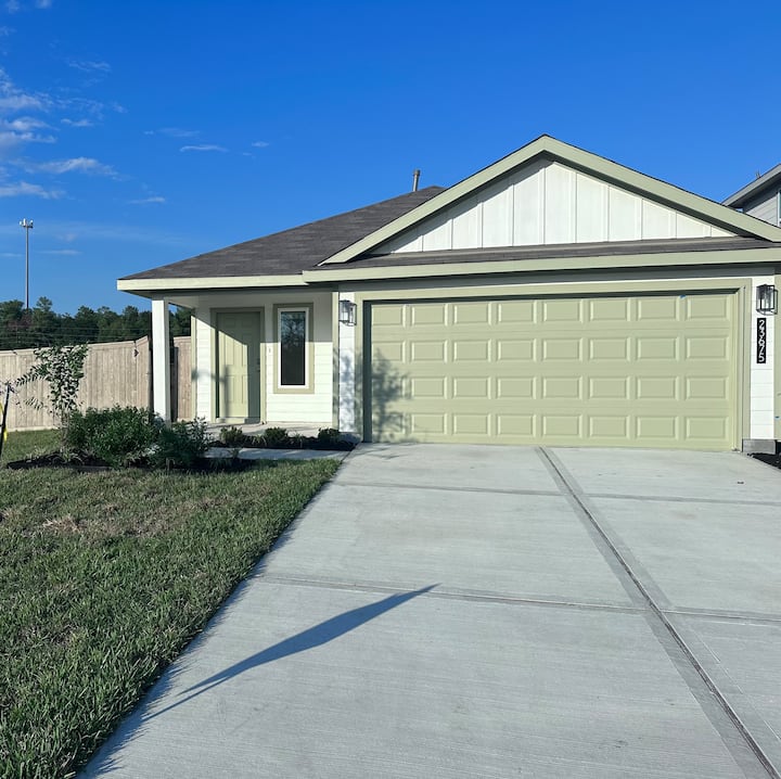 Modern Cozy Retreat. Stylish Spacious Private Yard - Cleveland, TX