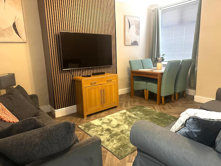 4 Bedrooms Sleeps 7 | 2 Wetrooms | Sky Tv | Crewe - Crewe