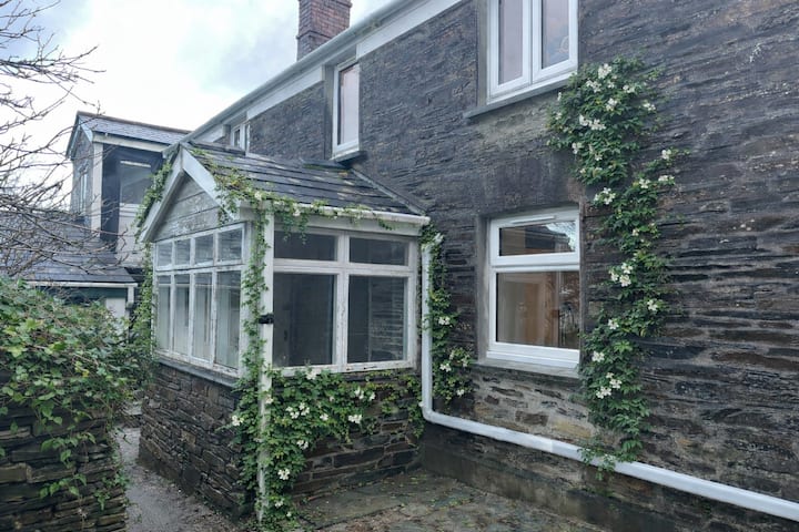 Sunnybrae 
Charming Cottage With Stone Circle! - Tintagel