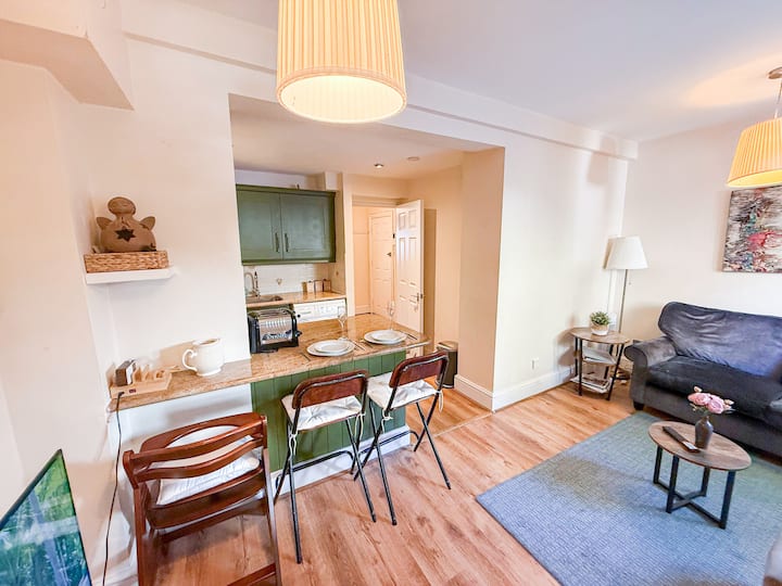 1br West Kensington Apt W/ Garden Near Earls Court - London