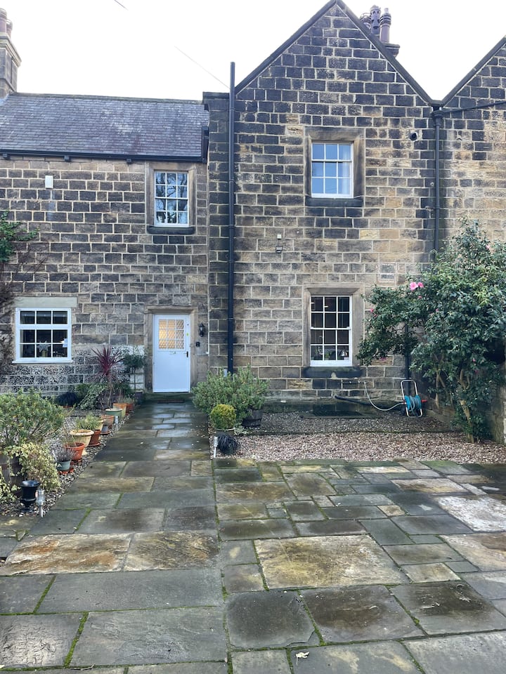 Entire Self-contained Basement Flat, Own Entrance - Leeds