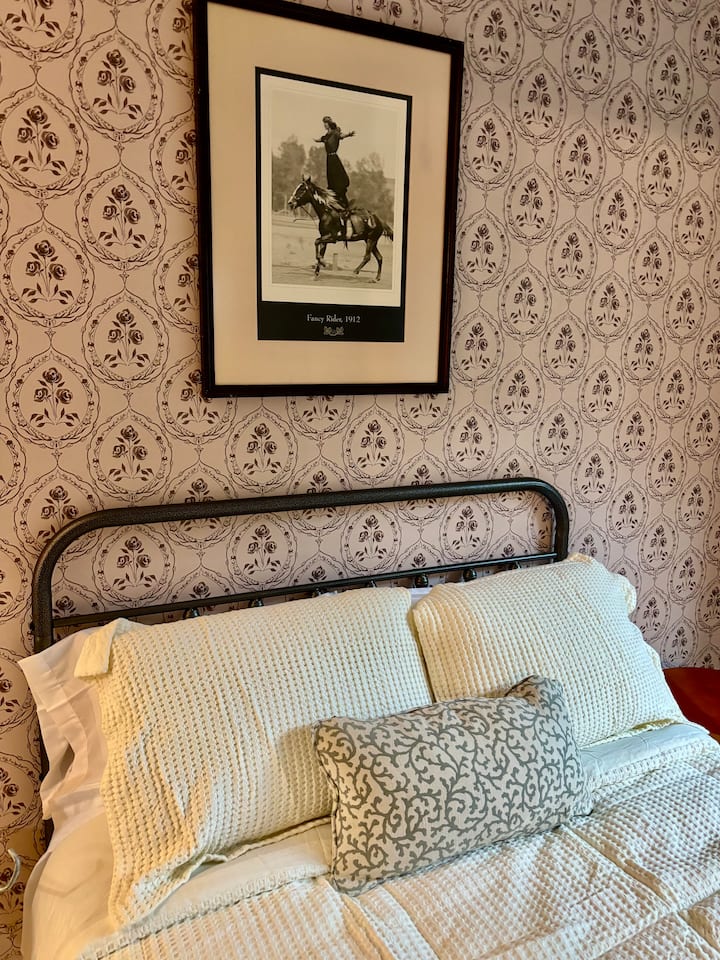 Private Guest House | Derby + Airport Retreat - Louisville, KY
