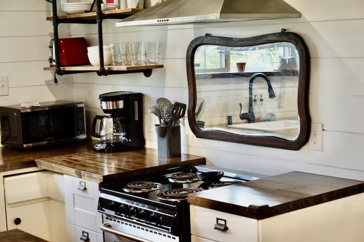Private Guest House | Derby + Airport Retreat - Louisville, KY