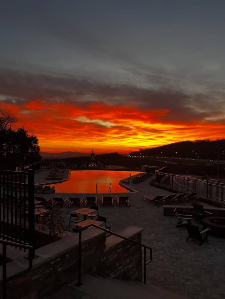 Luxury Mountain Views Hot Tub, Downtown, Airport - Huntsville, AL