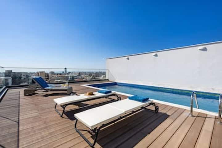 101 Sfiggos - City View Balcony & Rooftop Pool - Limassol