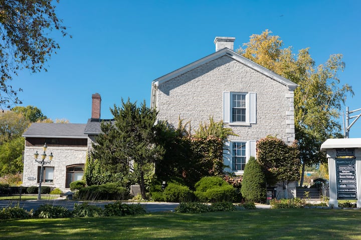 Heritage Carriage House In Cataraqui Village - Kingston, Canada