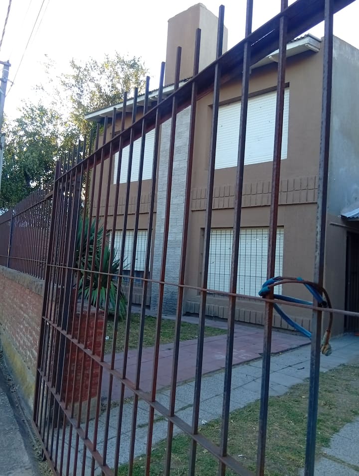 Alquilo Casa Grande Zona Playa 
Cochera - Necochea