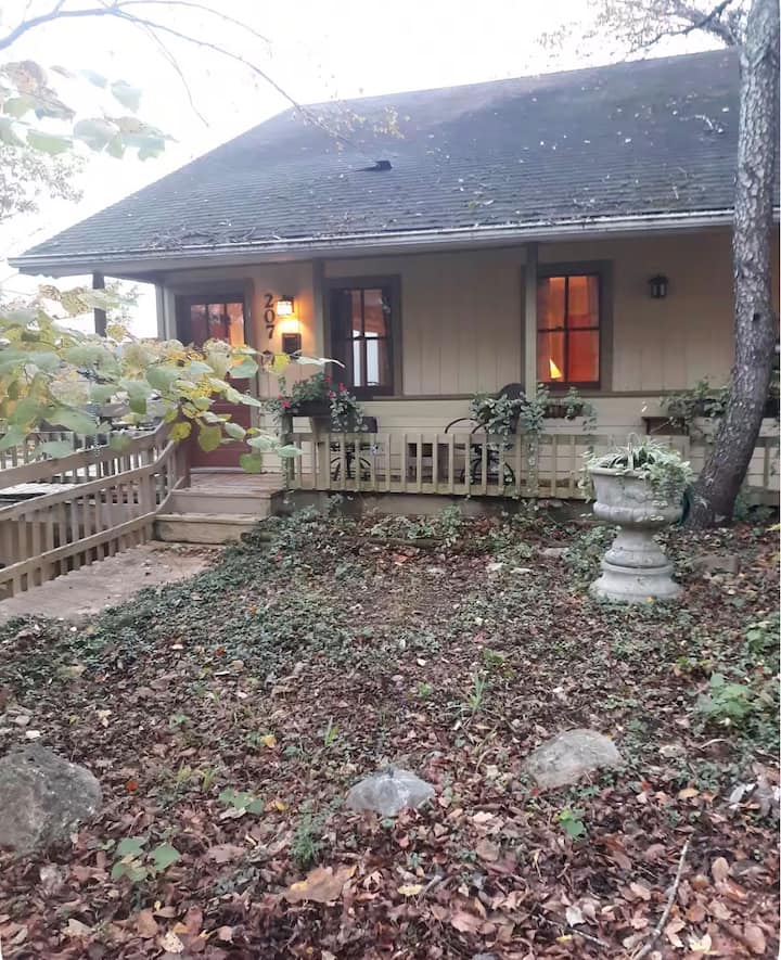 Crescent Spring Haven Home - Eureka Springs, AR