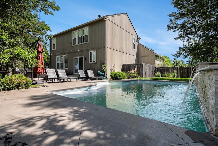 Kc Oasis - Pool~hot Tub~sauna~theatre & More! - Olathe, KS