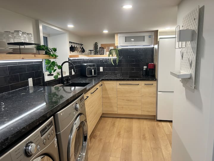 Lower-level Suite In Prestigious Kirkendall North - Hamilton