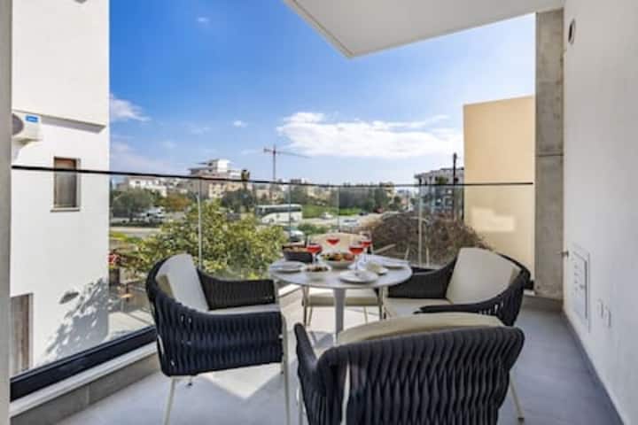 203 Sfiggos - City Views & Rooftop Pool Access - Limassol