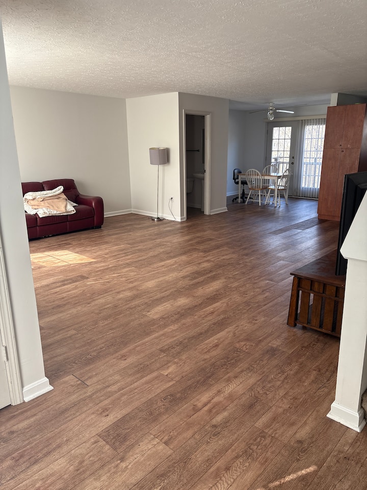 Big Beautiful Townhouse With An Attached Garage! - New Albany, IN