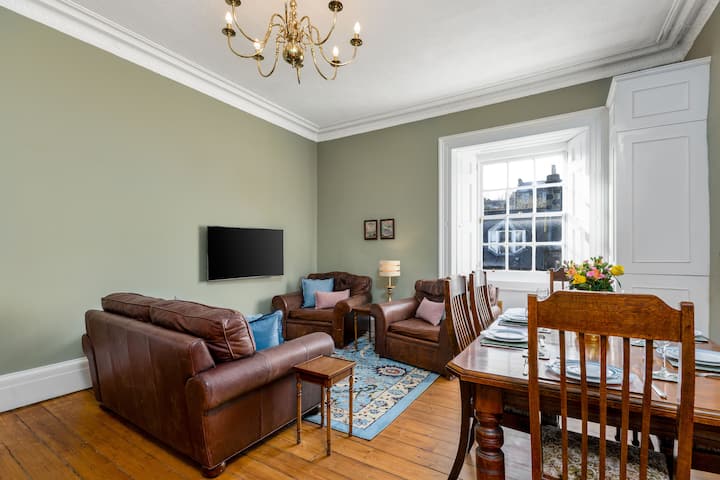 Elegant 3-bed Flat | Near Free Parking & Hill View - Stirling