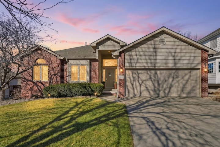 Spacious 5br/3ba South Lincoln Retreat - Nebraska
