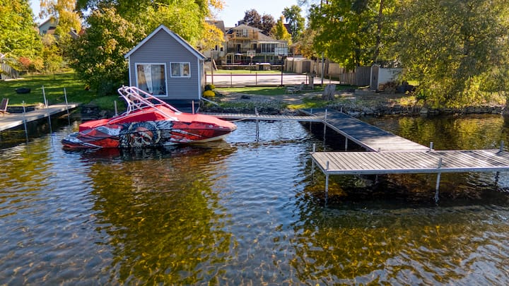 Riverfront Gem, 14 Ppl, Pool/hot Tub, Gym & Courts - Carleton Place