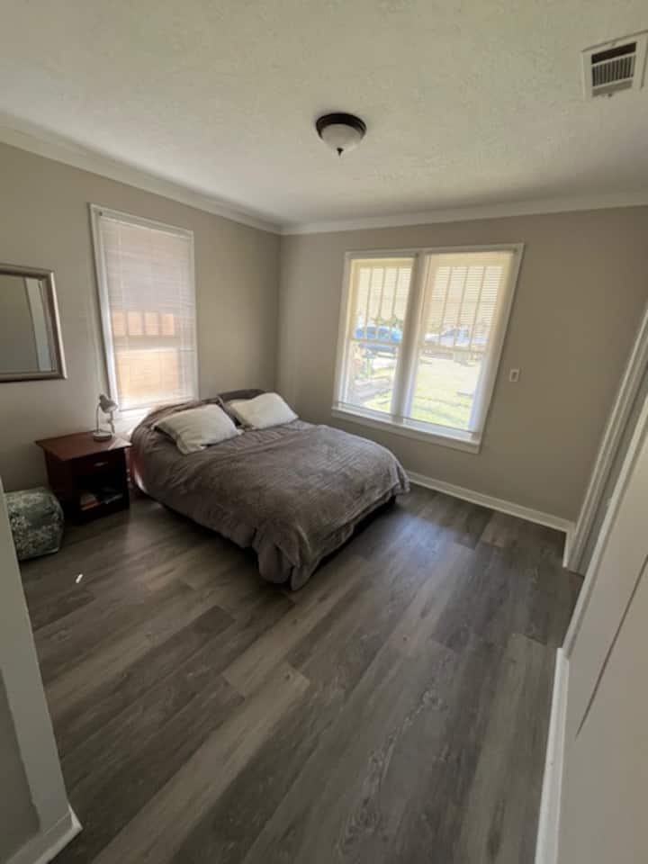 Stylish Downtown Hattiesburg Guest Apartment - Hattiesburg, MS